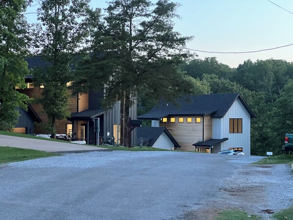 Bella Retreat Modern Newly Built Mtn Biking Family Getaway Sleeps 6 - Bella Vista, AR
