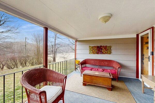 Charming Dog-friendly Home With Full Kitchen, Wifi And Mountain Views - Brevard, NC