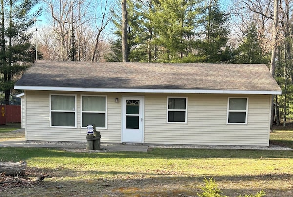 3 Bedroom Cottage Near Wolf Lake In Baldwin Michigan. - Baldwin, MI