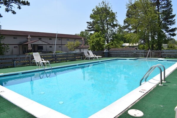 Assateague Inn #209 Cozy Efficiency Suite W/ Shared Pool, Crabbing Pier &  Wi-fi - Chincoteague, VA