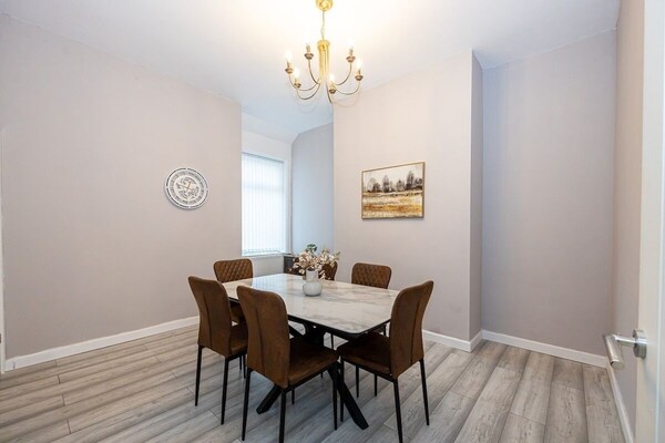 Stylish 3 Bed Levenshulme Home  Sleeps 7 - Longsight - Manchester