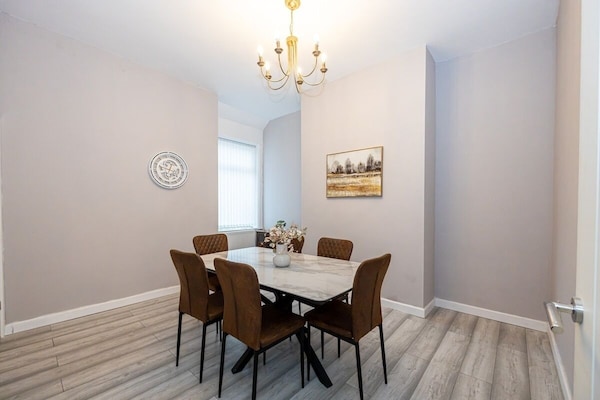Stylish 3 Bed Levenshulme Home Sleeps 7 - Longsight - Manchester