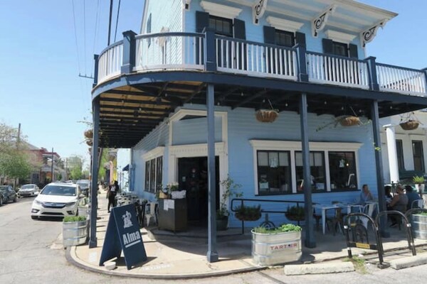 Classic Bywater Shotgun Suite / Great Location In Perfect Neighborhood - Gretna, LA