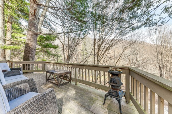 Hot Tub & Mountain Views: Waynesville Retreat! - Waynesville, NC