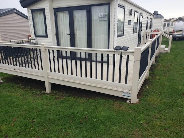 Lovely Caravan With Decking And Wifi At Suffolk Sands Holiday Park Ref 45017b - Harwich