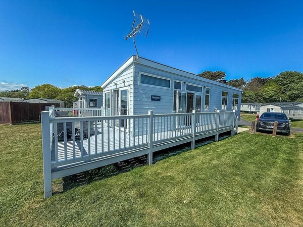 Homely 6 Berth Caravan With Full Decking At Kessingland Beach Ref 90046bc - Kessingland