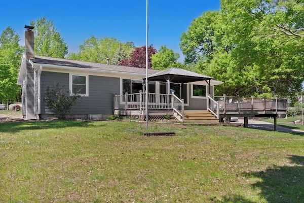 Charming 3-bedroom Lake House With Dock, Hot Tub, Ac In Delightful Waterville - Sakatah Lake State Park, Waterville