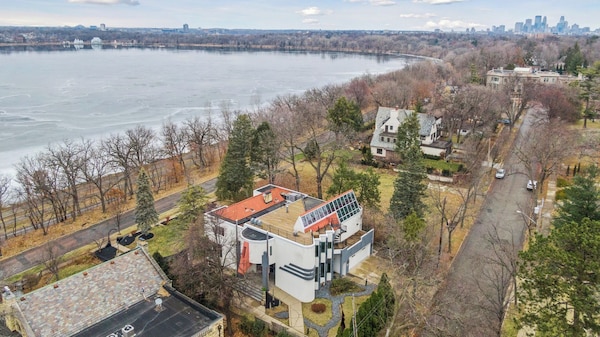 Harriet's Hideaway On The Lake - Minneapolis, MN
