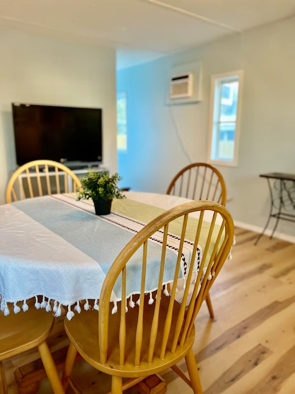 Cozy 2 Bedroom, 1 Bathroom Stay In Holiday. With Wifi, Big Screen, And Foosball. - Tarpon Springs, FL