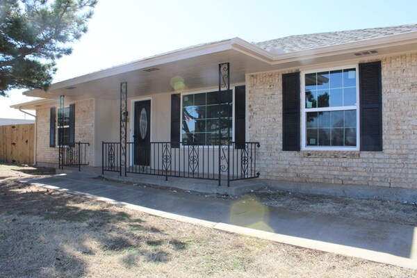 3-bedroom Home In Lawton Near Ft Sill With Large Yard, Pool And Chefs Kitchen - 勞頓