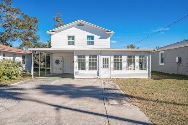 10 Min To The Beach! King Bed, Walk In Shower, Pet Friendly, Spacious Parking - Clearwater, FL