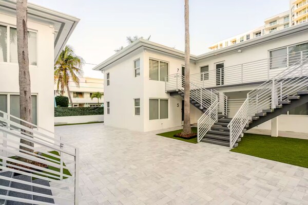 Beach Condo / King Bed / Lush Patio / Birch Key One - Fort Lauderdale, FL