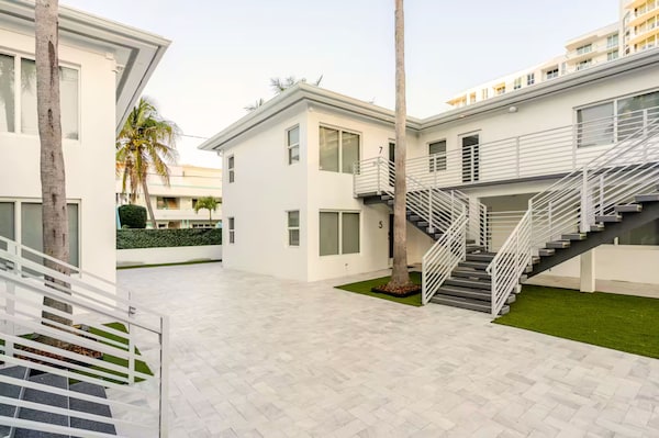 Beach Condo / King Bed / Lush Patio / Birch Key Seven - Fort Lauderdale, FL