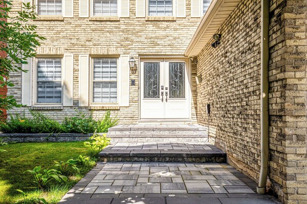Luxurious Furnished, 4+1 Bedrooms & 4 Baths, Family Home In The Heart Of Toronto - Ontario
