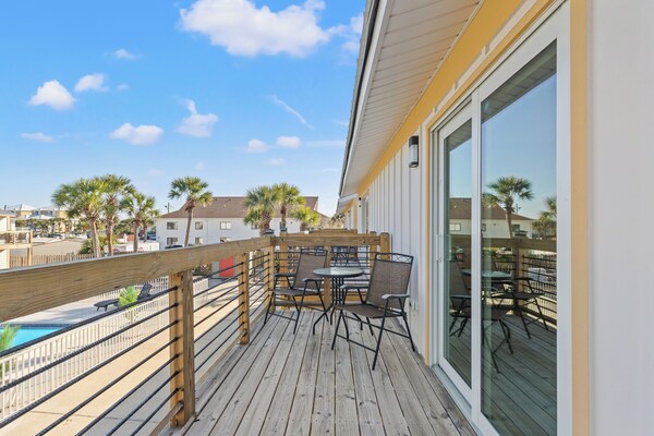 Ocean Breeze 2c | 1 Bed, 1 Bath - ZooWorld Zoological Park