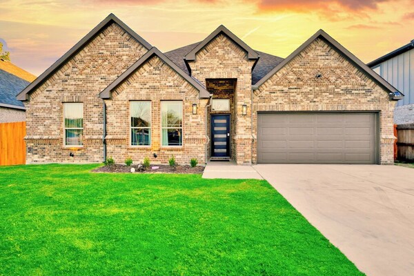 Luxestay Grand Prairie Brand New Home Modern Vibe!!! - Grand Prairie, TX