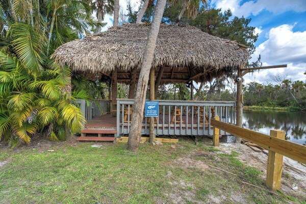 Riverside Breeze! Tropical Retreat W Tiki Hut - Sarasota, FL
