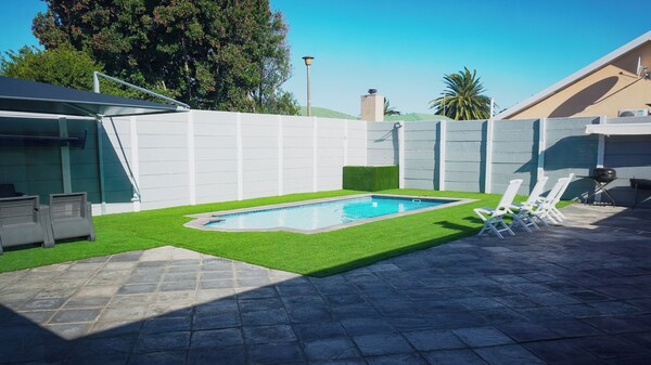 Escape To A 3-bedroom Holiday House, Perfectly Designed  For A Relaxing Getaway! - Cape Town
