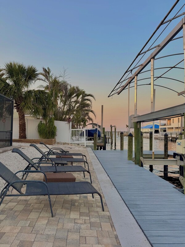 Oceanside Paradise With Heated Pool And Boat Lift On The Ocean! Near Anna Maria! - Anna Maria Island, FL
