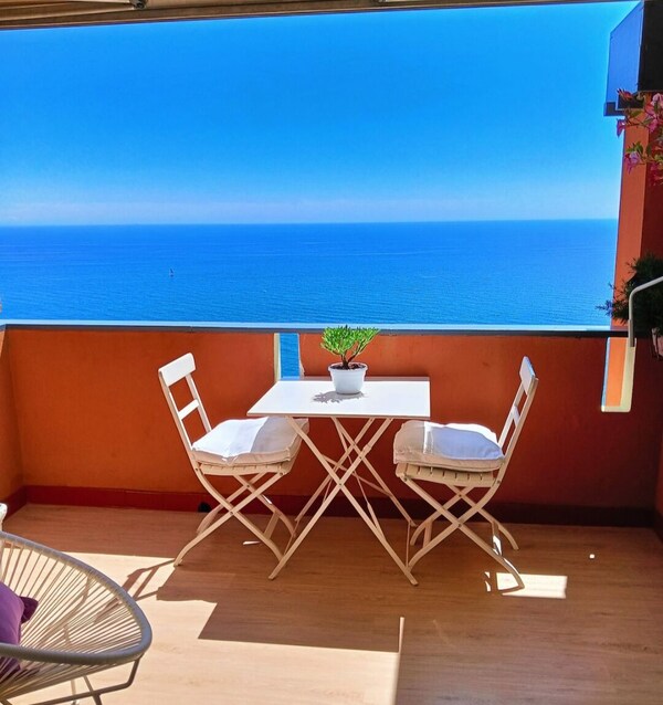 La Sundevilla\nattico Di Design Con Terrazza Vista Mare, Posto Auto E Piscina - Bergeggi