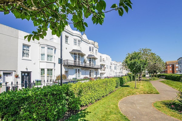 Pearl Sands - Five Bedroom Apartment, Sleeps 9 - Bognor Regis