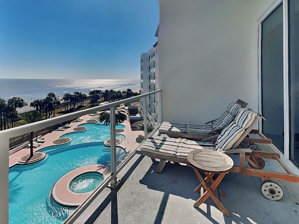 Seas The Day | Oceanfront + Heated Pool & Hottub Access - Galveston, TX