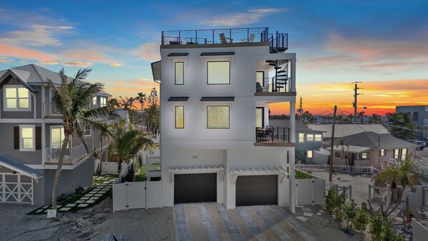 Sunset Serenade: Luxe 4-bedroom Beachfront Retreat With Pool & Rooftop Deck - Anna Maria Island, FL