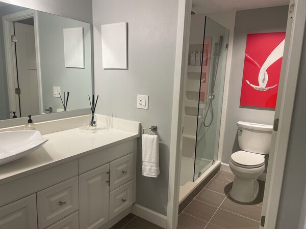 Beachfront Oasis Lido Key Sarasota, 1-bedrm  Furnished Condo  Wifi, Fitness Rm. - Sarasota, FL
