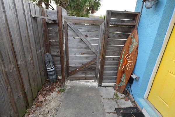 2 Minutes From Beach/downtown + Patio & Grill - Cocoa Beach, FL