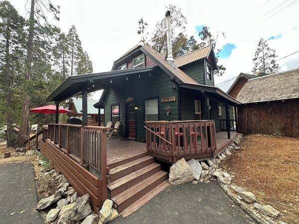 Cozy 3-bedroom Cabin Walking Distance To Shaver Lake Village - Shaver Lake, CA