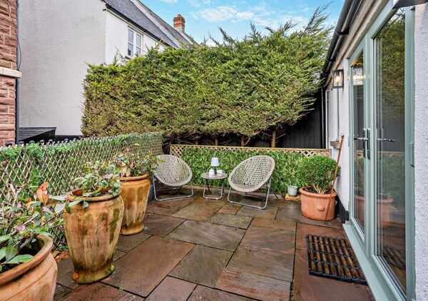 Ty-llew Hideaway - One Bedroom House, Sleeps 2 - Abergavenny