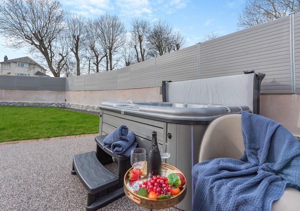 Dolfor - Four Bedroom House, Sleeps 8 - Pembrokeshire