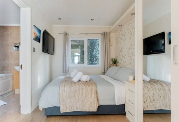 Fuchsia Lodge, Dogs Stay Free, Luxurious Lodge On Rockley Park, Poole Harbour - Swanage