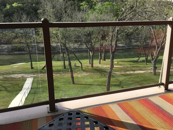 On River Time...cozy 3-br 2-ba Condo In Gated Complex, Pool, Direct River Access - Wimberley, TX