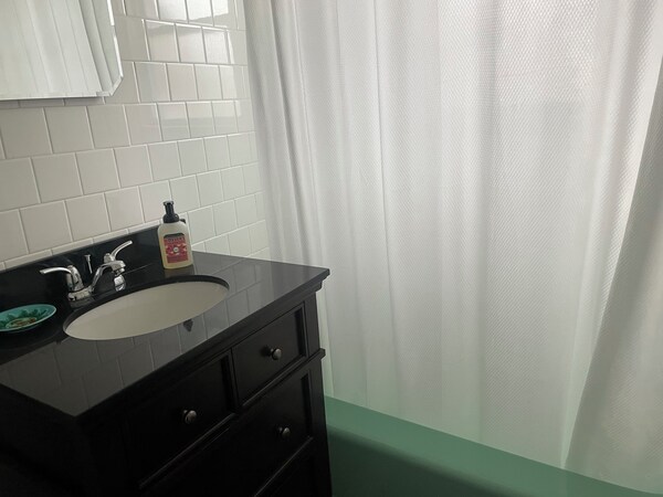 Large, Historic 2 Bedroom Apartment Close To Downtown Cburg And Vt. - Blacksburg, VA