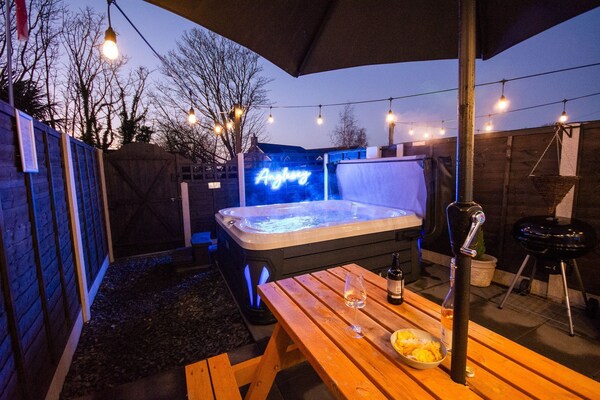 Pauls Place - Sleeps 4 Guests  In 2 Bedrooms - Caernarfon