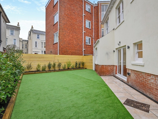 5 Bedroom Accommodation In Portsmouth - Fareham