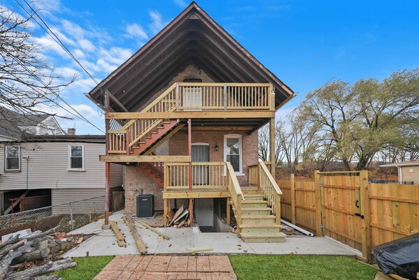 Beautiful Spacious 6-bedroom Home With 2 Baths  Perfect For Large Families - Worth, IL