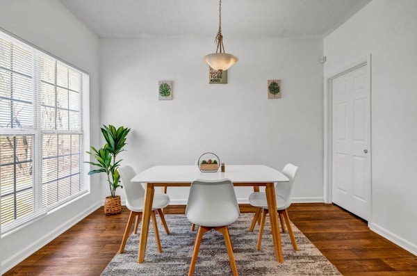 3-bedroom House In Charming College Park With Wifi, Ac /Atl Airport 10 Minutes - Hartsfield-Jackson Atlanta Airport (ATL)