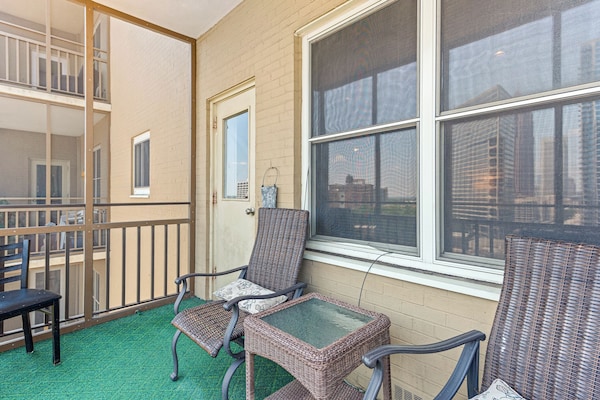 Stylish Downtown Escape Peachtree Towers - Atlanta, GA