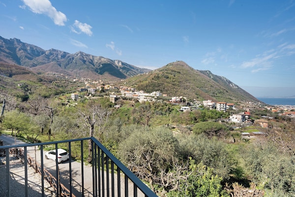 Room 'Positano Con Vista Montagna' With Shared Terrace, Shared Garden And Wi-fi - Amalfi