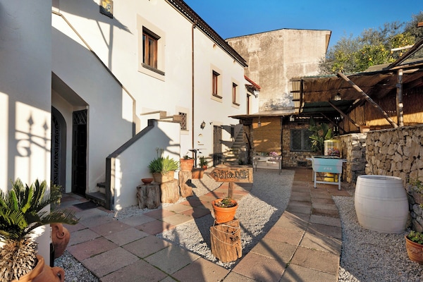 Habitación 'Capri Con Vista Monti E Cortile' Con Terraza Compartida, Jardín Compartido Y Wi-fi - Amalfi