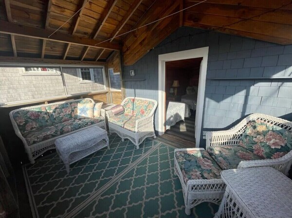 Charming 2-bedroom Oceanside Cottage In Old Orchard Beach - Old Orchard Beach, ME