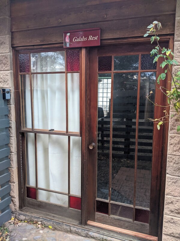 Winter Hideaway Loft Style Unit With Fireplace, Billiard Table And Bath. - Berridale