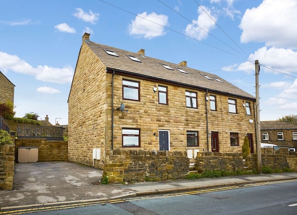 Countryside Views | Garden | Pets + Family | 50"tv - Bradford