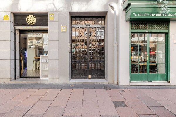Blueground | Castellana, Ac & W/d, Near Retiro - Madryt