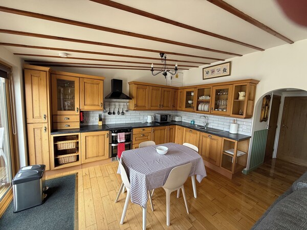 Riverside 2 Bedroom Lodge. Fishing Straight Off The Decking. - Norfolk