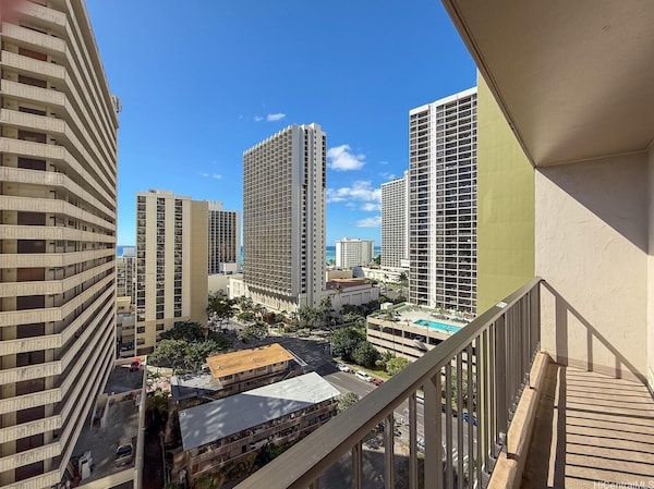 Waikiki Beach 1 Br Sleeps 4 Free Parking Pool Ac Walk To Beach - Sea Life Park Hawaii, Waimanalo Beach