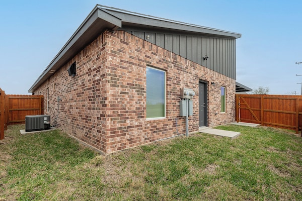 The Cozy Red Barn - Mission, TX