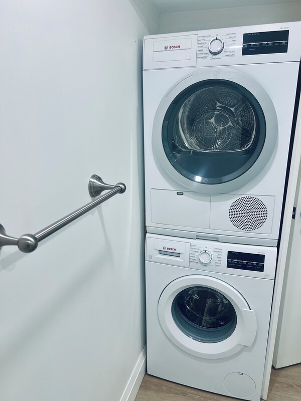 5 Minutes Walk To The Hamilton Airport! Spacious & Fully Private Basement Apt. - Hamilton